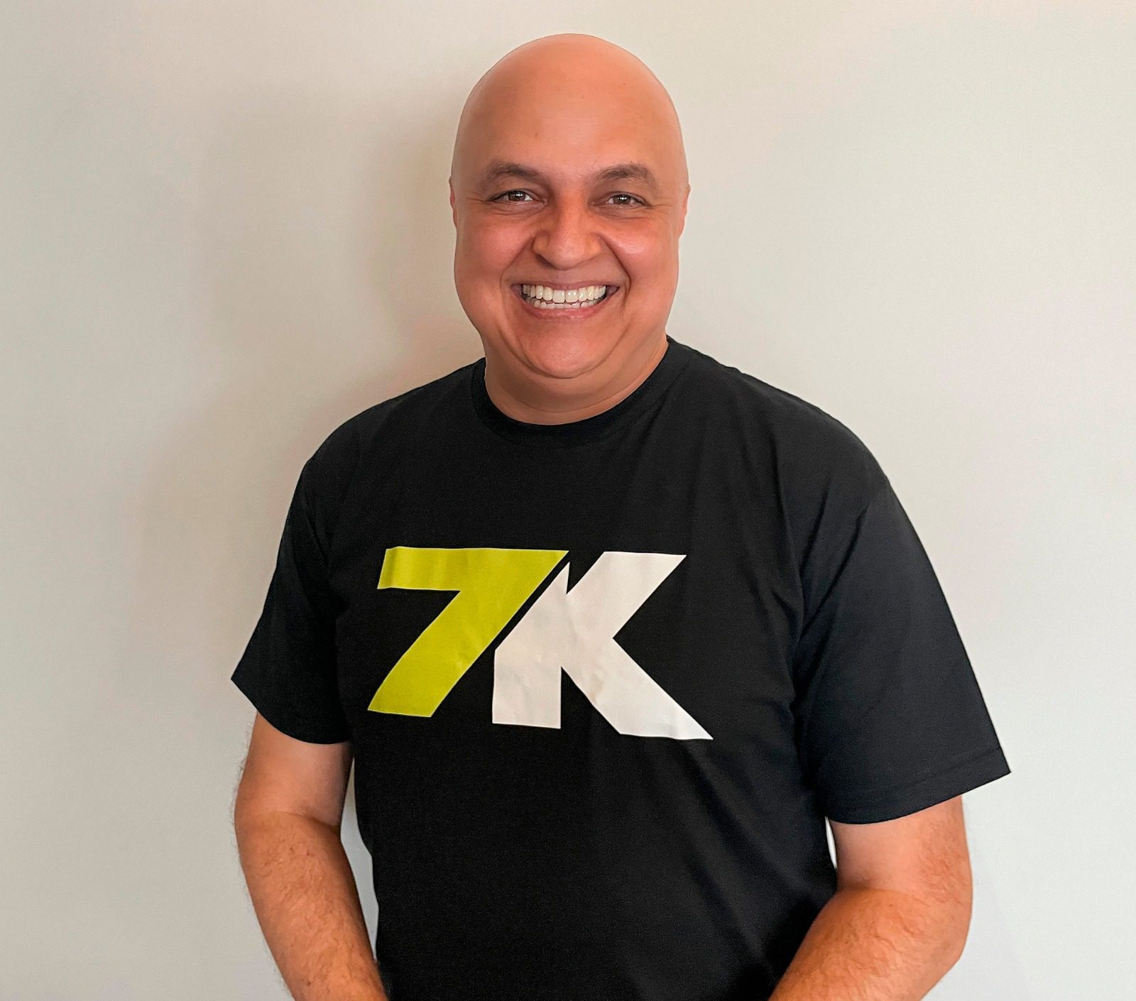 7K anuncia o narrador André Henning como seu novo embaixador